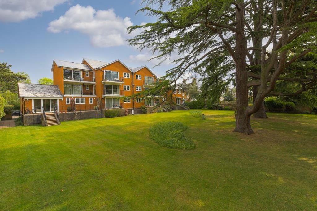Palace Road, East Molesey, KT8 2 bed apartment for sale - £600,000