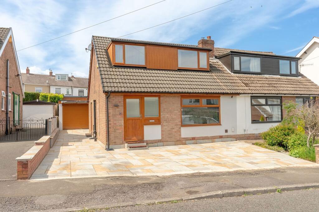 Laburnum Close, Burnley, BB11 4DJ 3 bed semi-detached house for sale ...