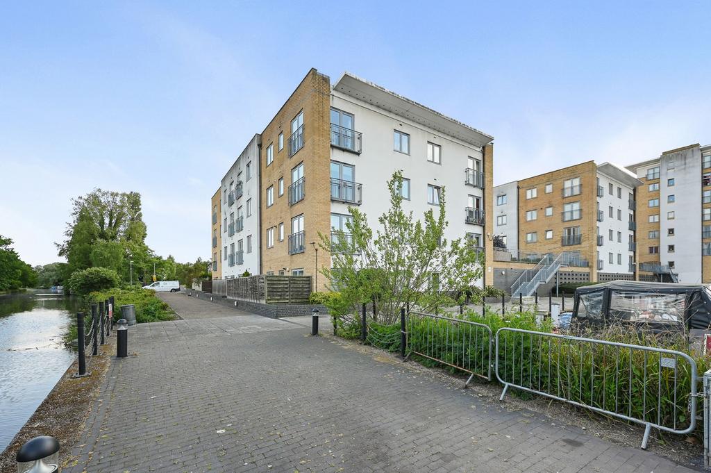 Waxlow Way, Ashby House Waxlow Way, UB5 2 bed flat for sale - £300,000