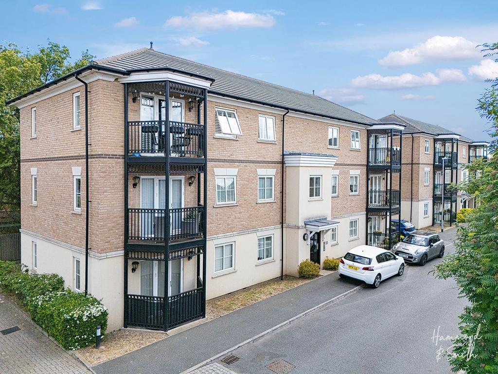 Buckingham Road, Epping CM16 2 bed flat for sale - £400,000