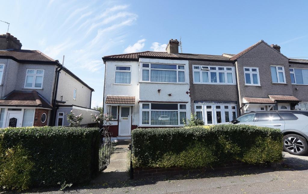 Gelsthorpe Road, Collier Row, RM5 3 bed semi-detached house - £350,000