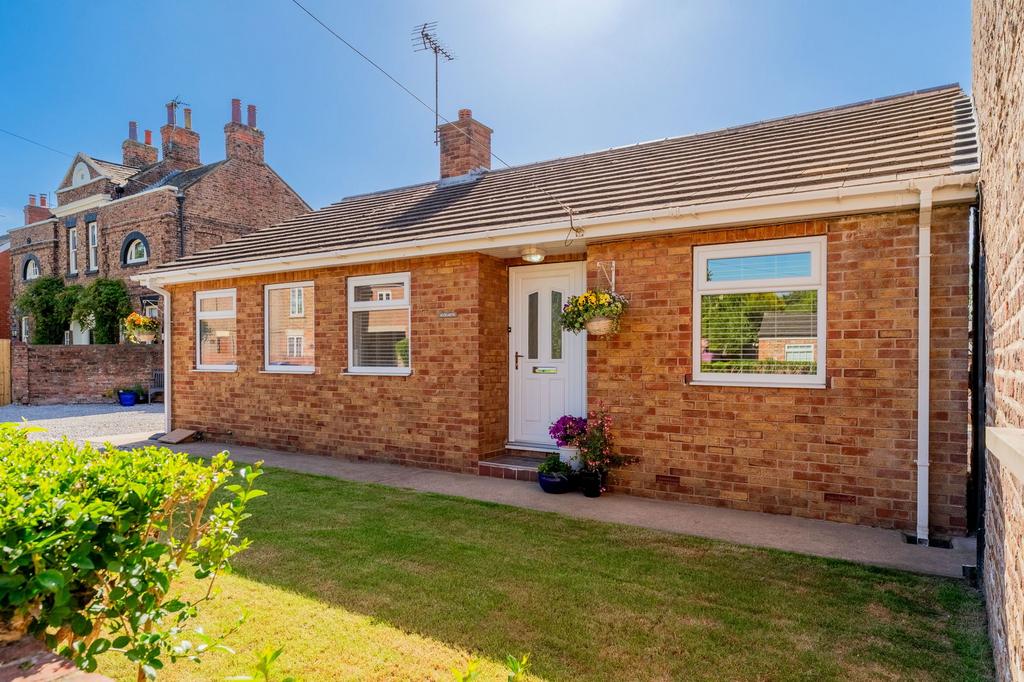 Main Street, Hemingbrough YO8 3 bed detached bungalow for sale - £250,000
