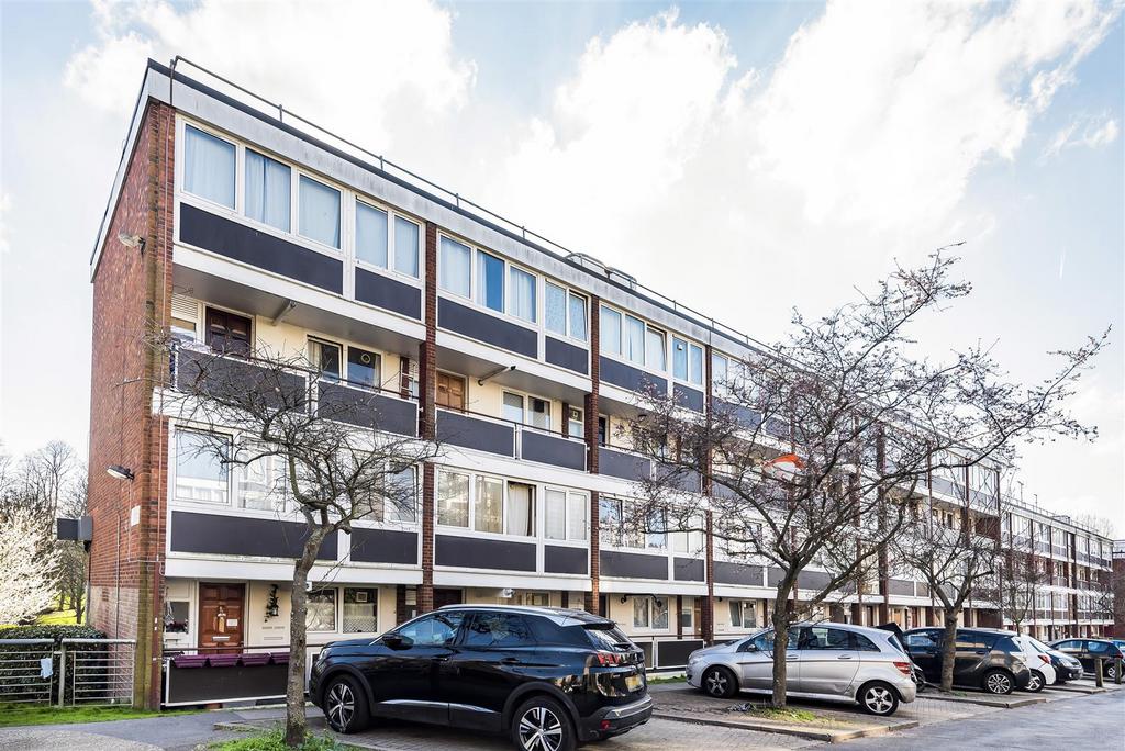 Sherfield Gardens, Roehampton SW15 4 bed flat to rent - £2,425 pcm (£ ...