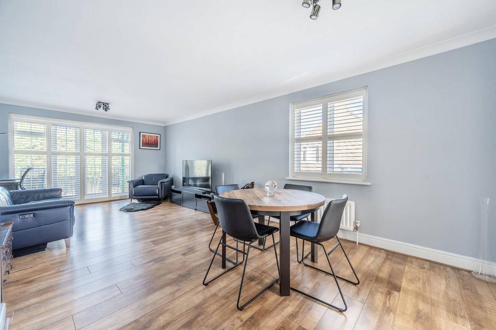 Hanover Court, Hatch End, Pinner, HA5 2 bed flat for sale - £500,000