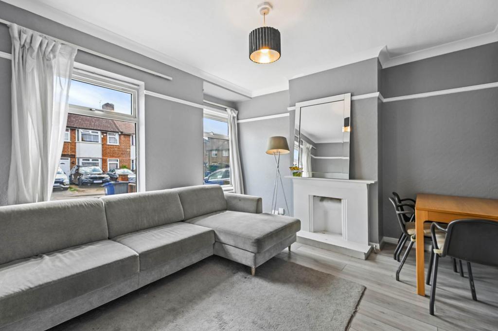 Braid Avenue, London, W3 7TU 4 bed terraced house - £3,393 pcm (£783 pw)
