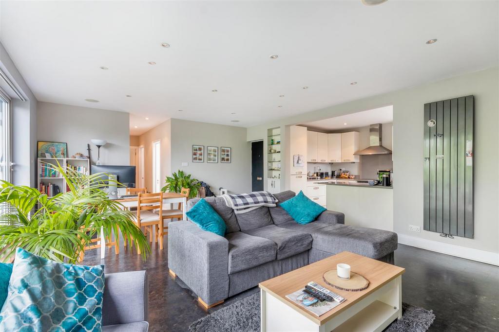 Grand Drive, Raynes Park SW20 2 bed flat - £475,000