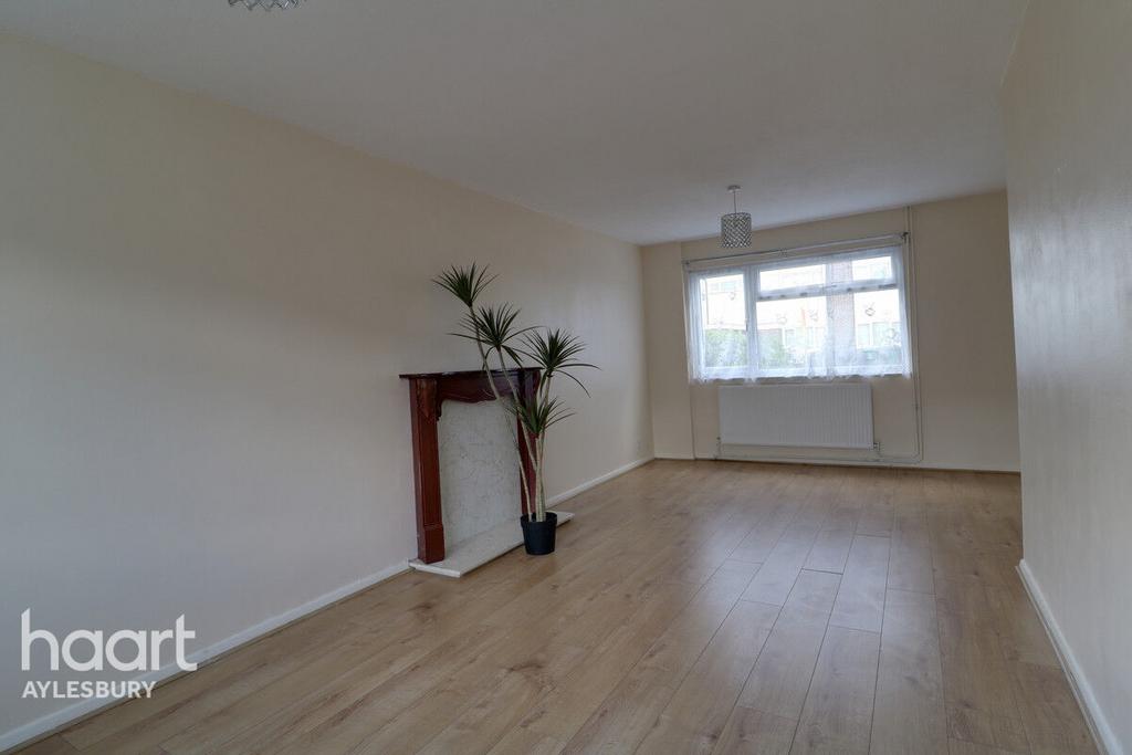 Stephenson Close, AYLESBURY 3 bed terraced house to rent - £1,575 pcm ...