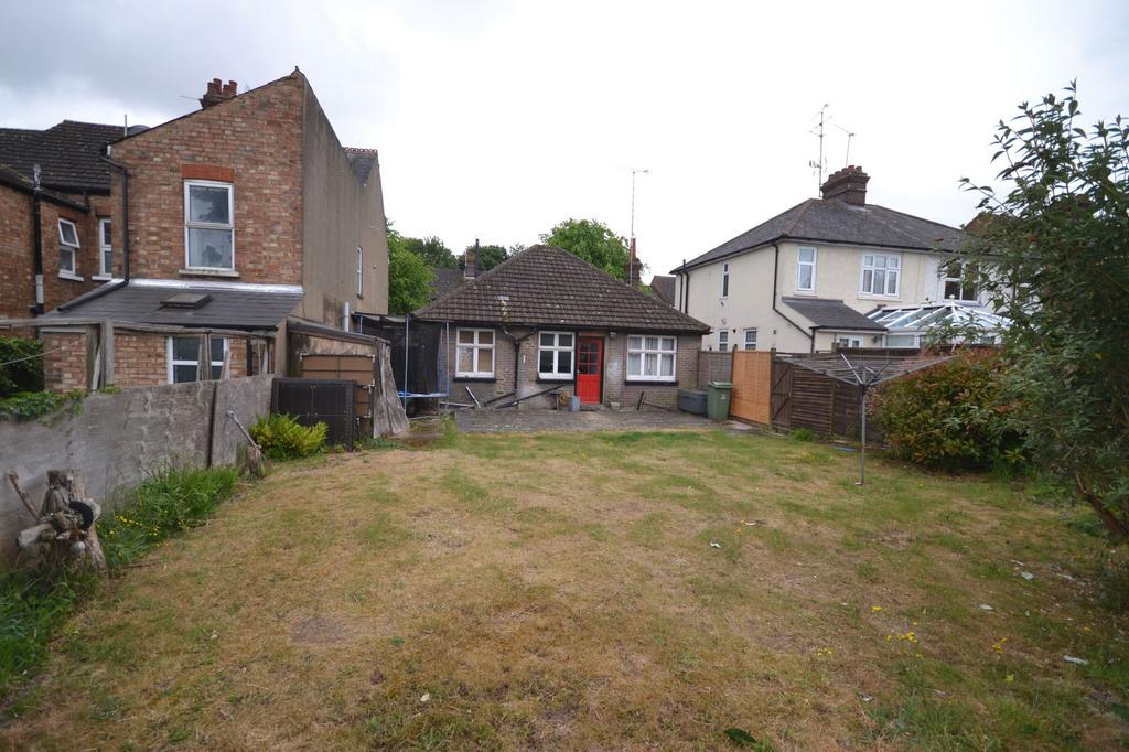 Clifton Road, Dunstable LU6 2 bed detached bungalow - £360,000
