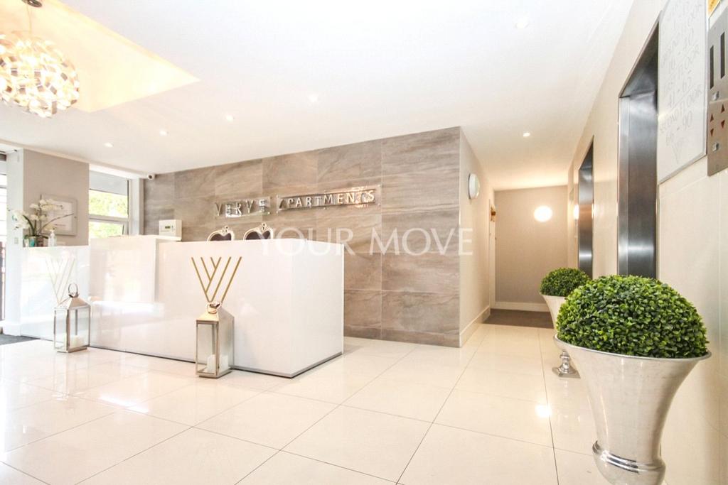 Mercury Gardens, Romford RM1 2 bed flat for sale - £260,000