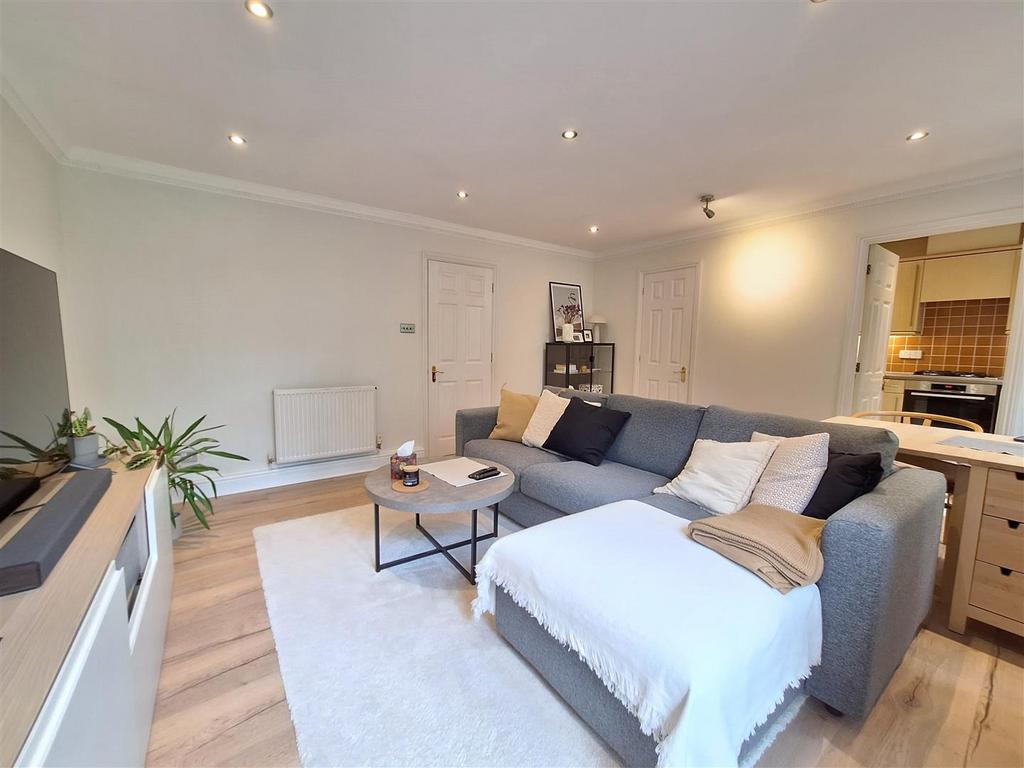 Elliotts Way 2 bed flat - £1,550 pcm (£358 pw)