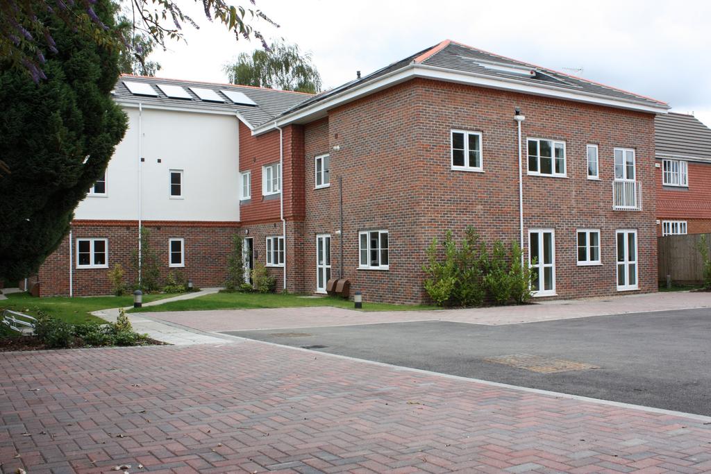 Vale Farm Road, Woking GU21 1 bed flat to rent - £1,200 pcm (£277 pw)