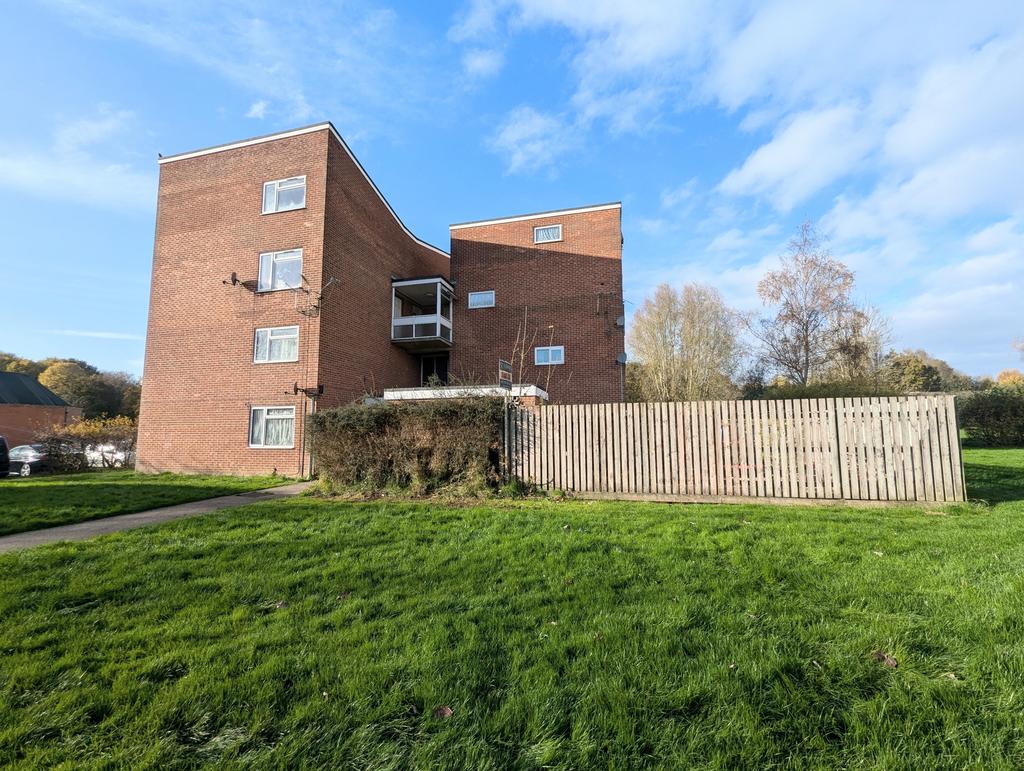 11 Upfield, Swindon, Wiltshire SN3 6PE 2 bed flat for sale - £75,000