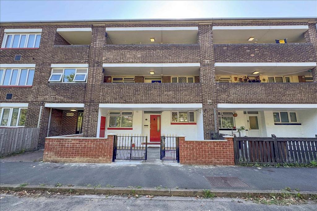 Sandy Drive, Feltham, Middlesex, TW14 2 bed flat - £250,000