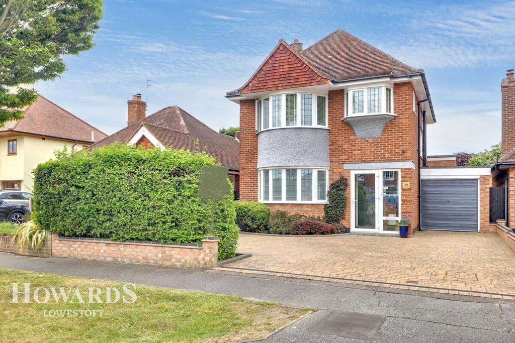 Gunton Drive, Lowestoft 3 bed detached house - £440,000