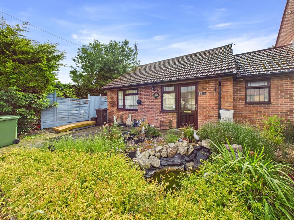 The Mead, Laindon, Basildon, Essex, SS15 2 bed bungalow for sale - £275,000