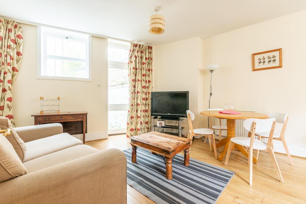 1341L – Atholl Crescent Lane... 2 bed flat - £1,550 pcm (£358 pw)