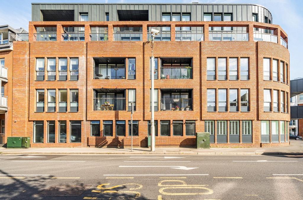 Coombe Road, Kingston upon Thames... 2 bed flat to rent - £1,900 pcm (£ ...