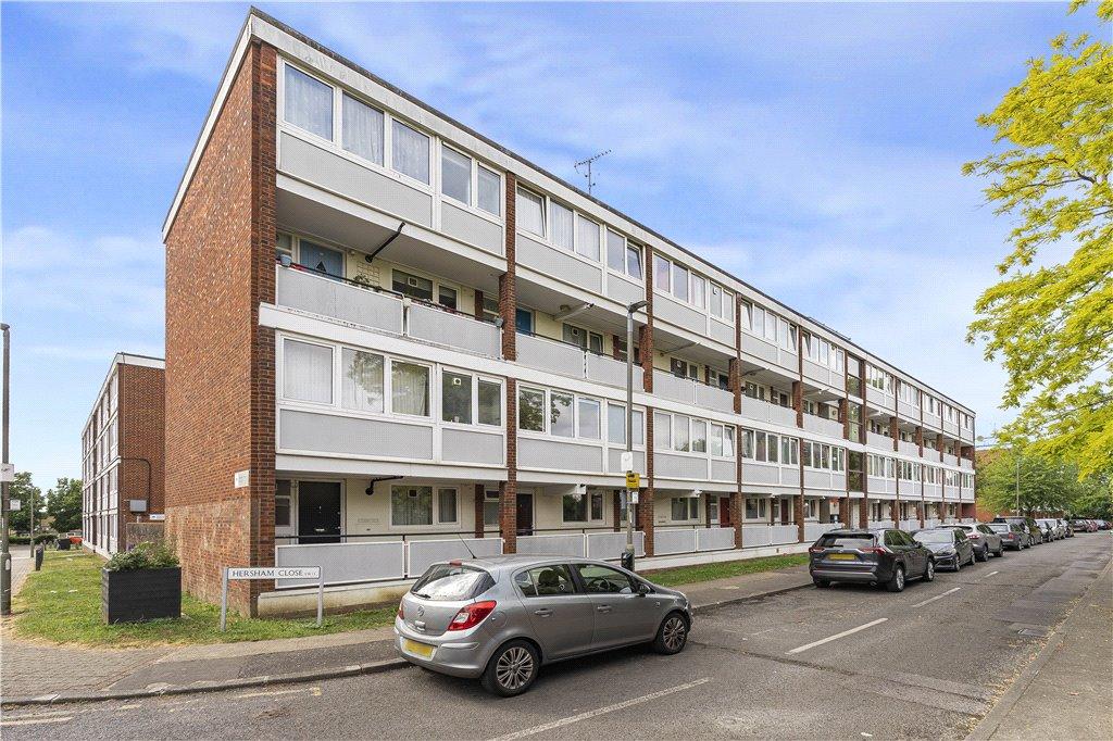 Hersham Close, Roehampton, SW15 4 bed maisonette - £2,500 pcm (£577 pw)