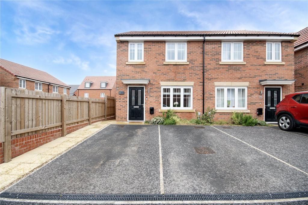 Kirkby Grove, Bircotes, DN11 3 bed semi-detached house - £195,000