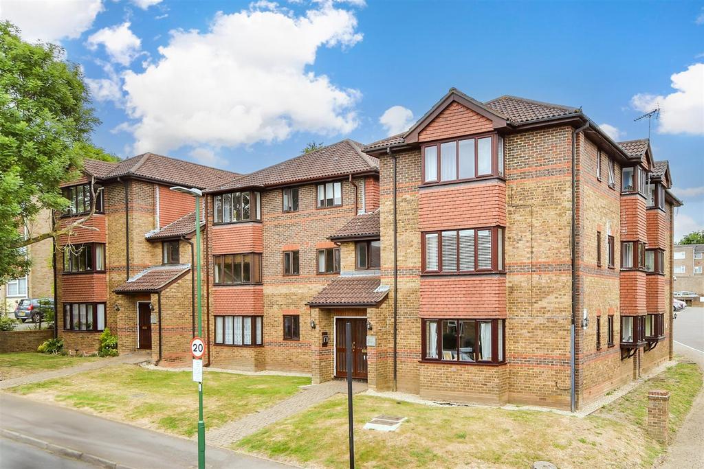 42-46 Benhill Wood Road, Sutton SM1 1 bed ground floor flat - £159,000