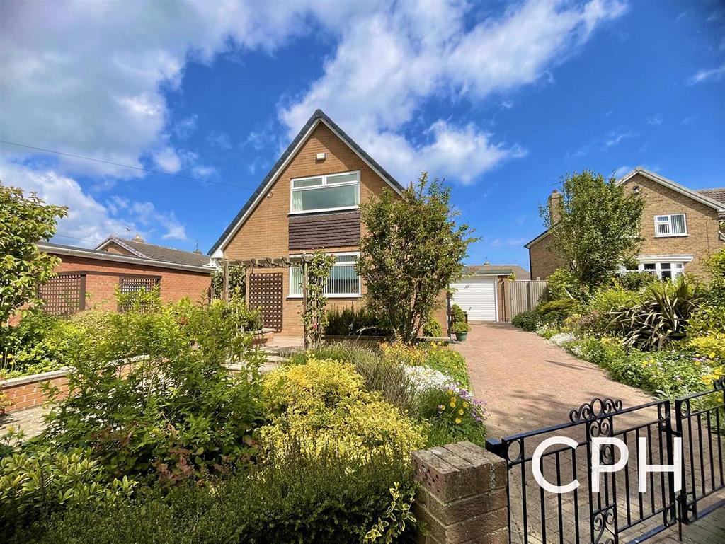 West Garth, Cayton, Scarborough 3 bed detached house for sale - £295,000