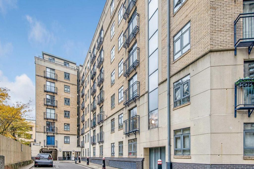 Bridgewater Square, London EC2Y 2 bed flat - £2,600 pcm (£600 pw)