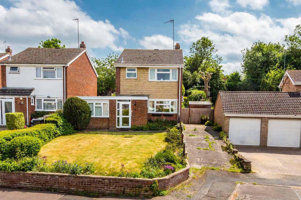 Rushmere Way, Rushden NN10 3 bed detached house - £300,000