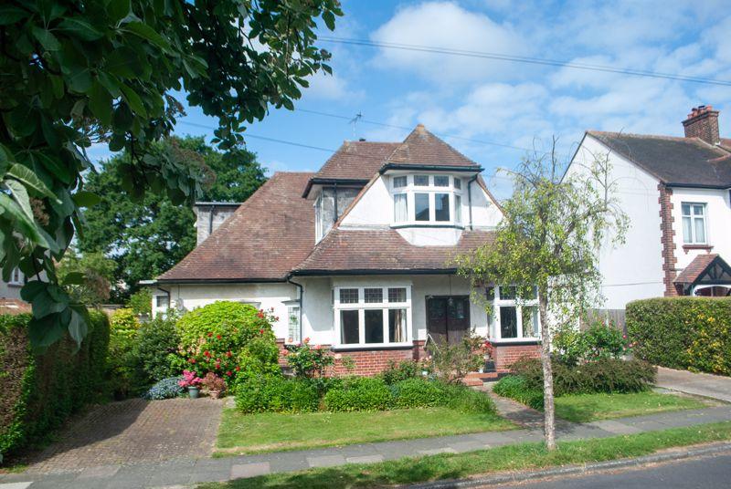 Kingswood Chase, Leigh-On-Sea SS9 3 bed detached house for sale - £750,000