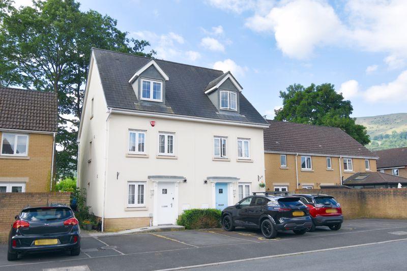 Company Farm Drive, Abergavenny NP7 3 bed semi-detached house - £280,000