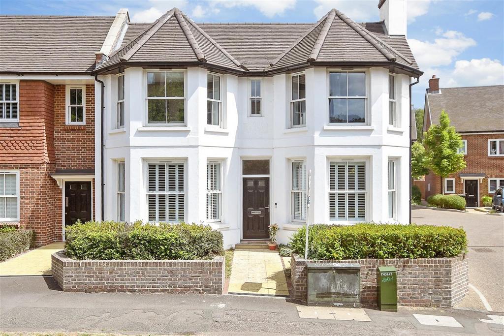 School Hill, Merstham, Surrey 2 bed ground floor flat for sale - £350,000