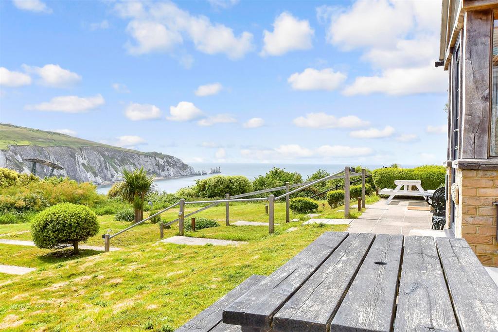 Headon Cottages, Totland Bay PO39 2 bed terraced bungalow - £254,500