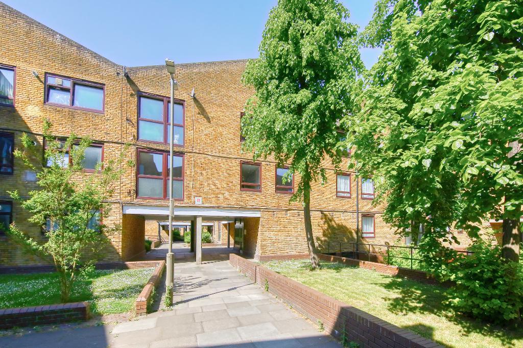 Siward Road, Earlsfield, SW17 0LA 3 bed maisonette - £2,300 pcm (£531 pw)