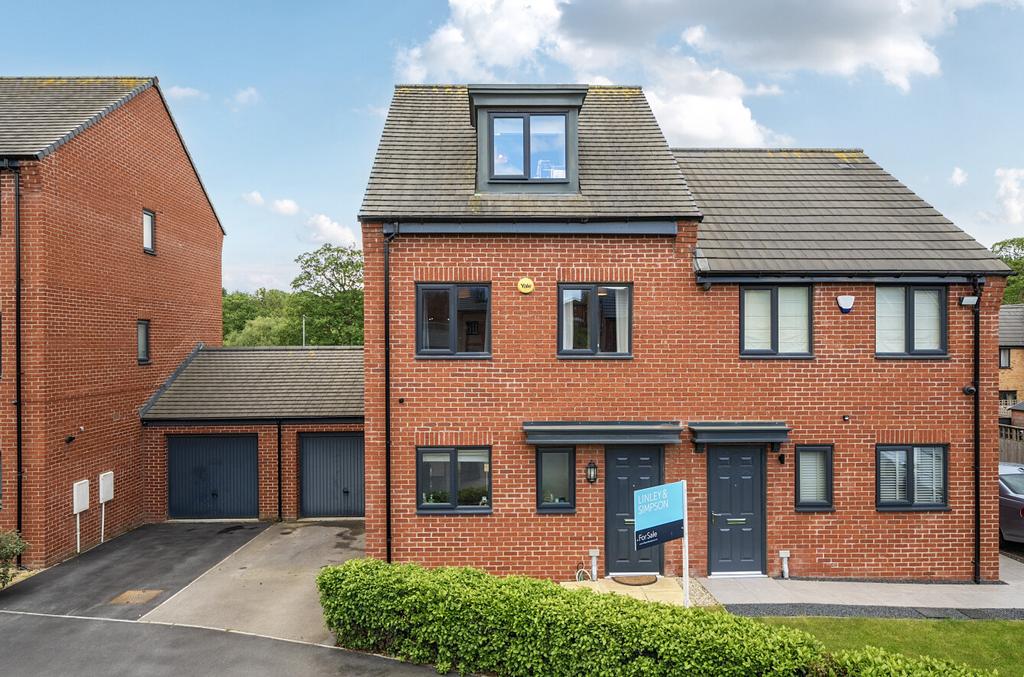 Magnolia Road, Leeds, LS14 3 bed semi-detached house for sale - £285,000