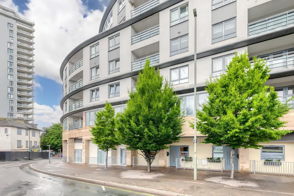 Station Approach, Woking, GU22 1 bed flat - £1,350 pcm (£312 pw)
