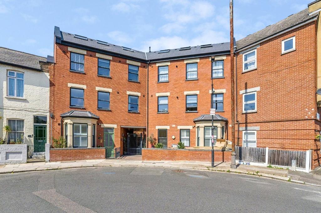 Jeddo Road, Shepherds Bush 2 bed apartment for sale - £585,000