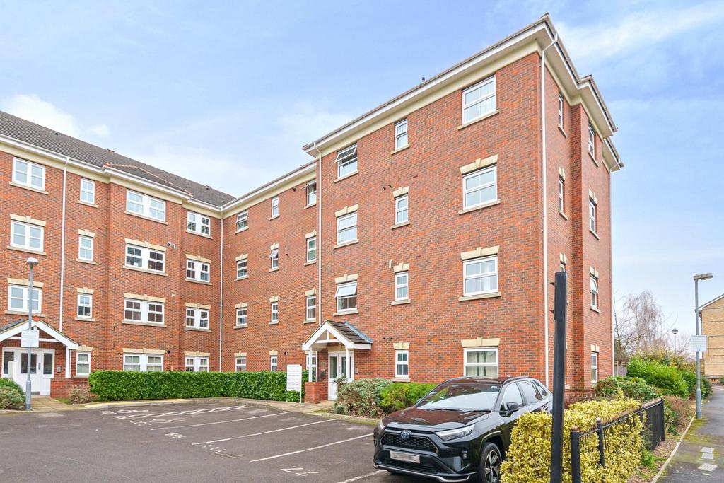 Crispin Way, Hillingdon, UB8 2 bed flat - £1,600 pcm (£369 pw)