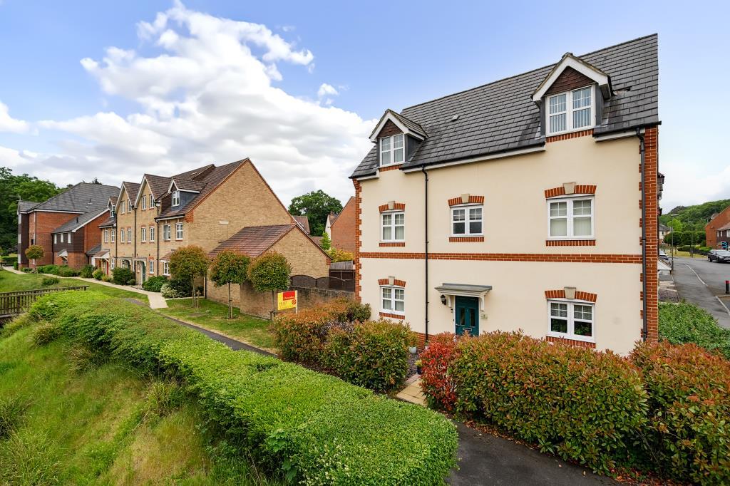 Bagshot, SURREY, GU19 6 bed detached house to rent - £3,100 pcm (£715 pw)