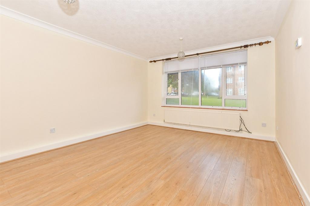 Shorncliffe Road, Folkestone, Kent 2 bed ground floor flat for sale - £ ...