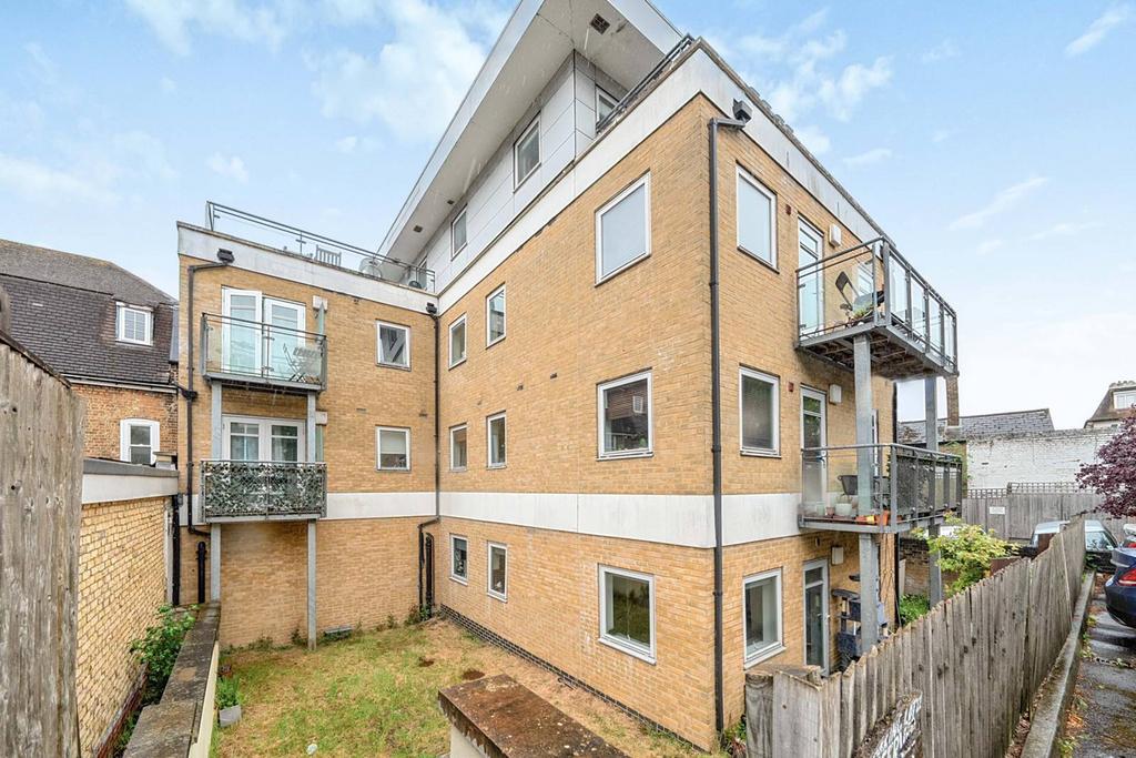 Upper Tooting Road, Tooting, London... 2 bed flat to rent - £2,250 pcm ...