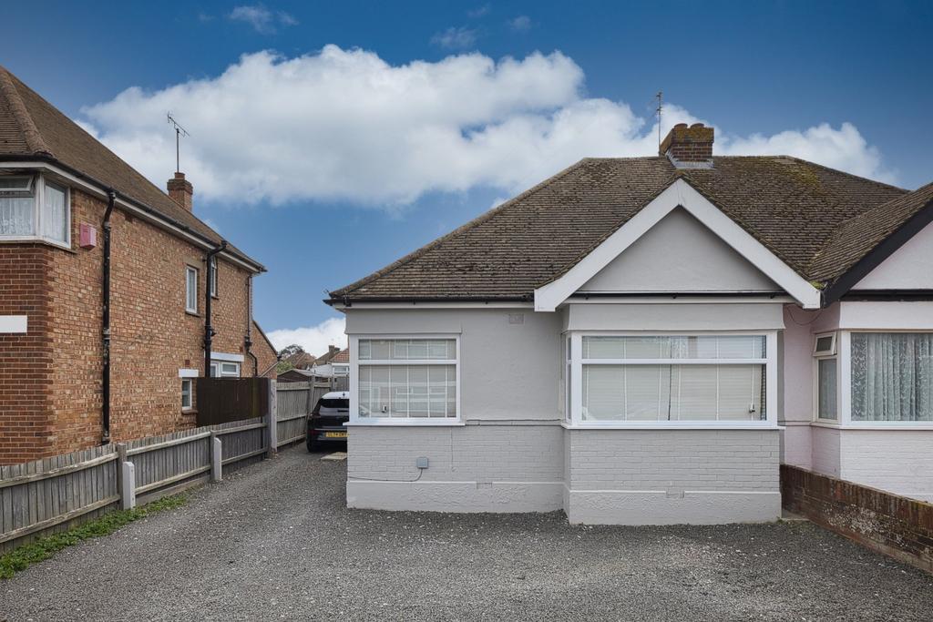 St. James Avenue, Ramsgate, Kent, CT12 2 bed bungalow for sale - £305,000