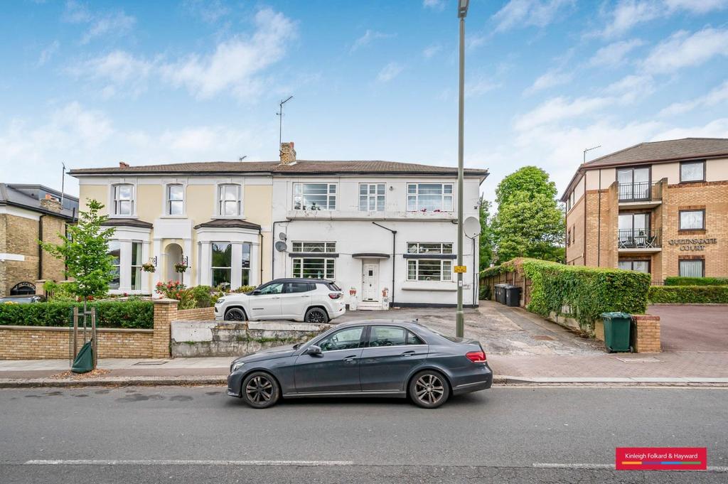 Alexandra Grove, London, N12 2 bed flat - £1,750 pcm (£404 pw)