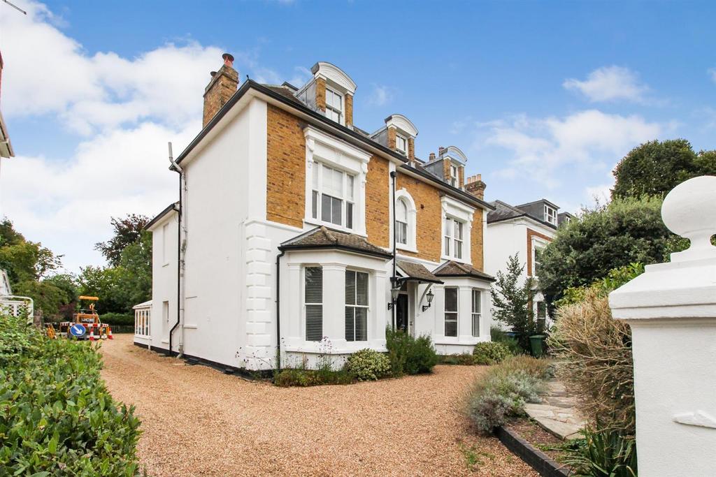 37 Arnison Road, East Molesey KT8 1 bed apartment to rent - £1,750 pcm ...