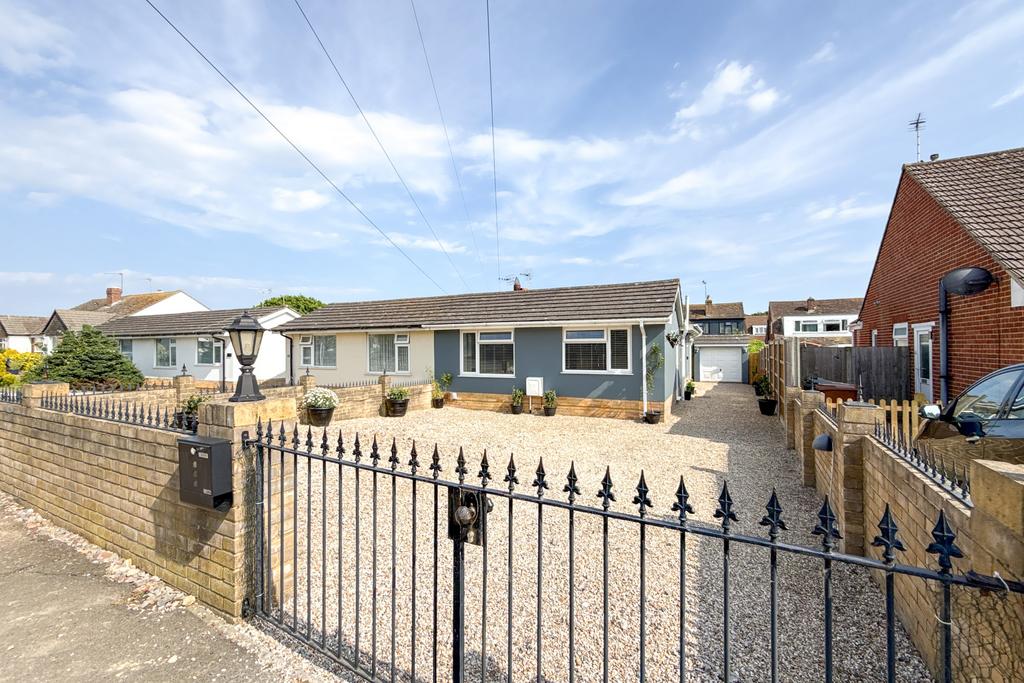 Malcolm Gardens, Polegate, BN26 2 bed bungalow - £300,000