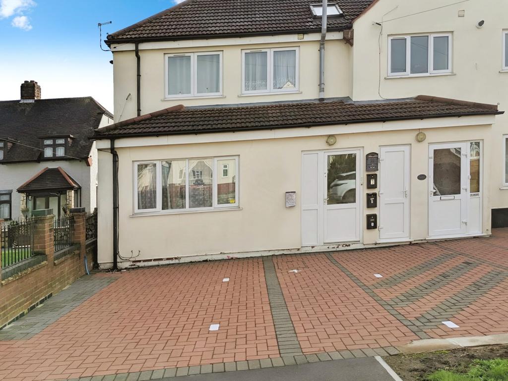 The Drive Collier Row, London RM5 1 bed flat for sale - £235,000