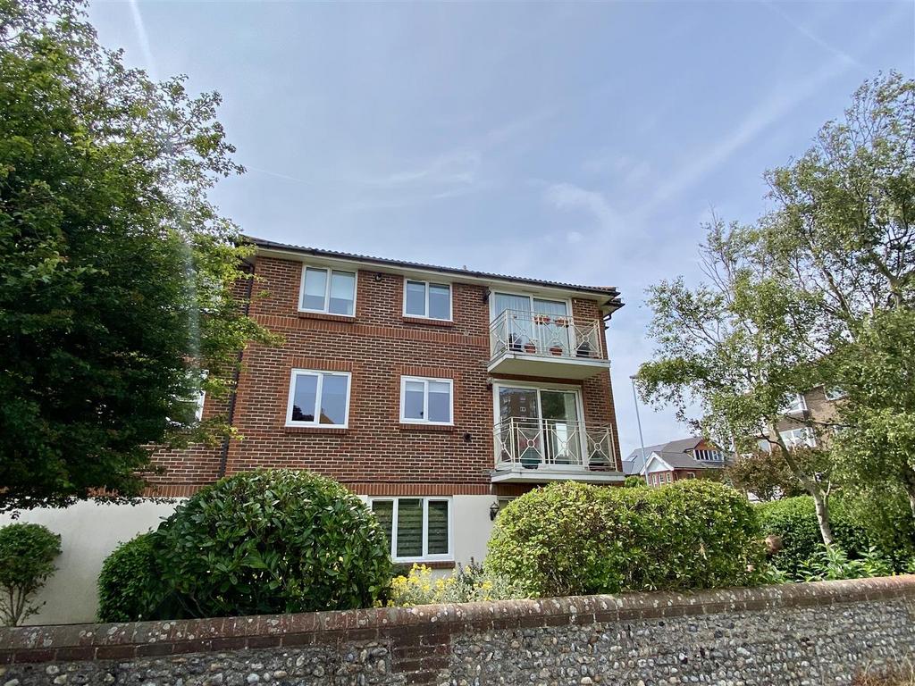 Manor Road, Worthing 2 bed flat - £1,450 pcm (£335 pw)