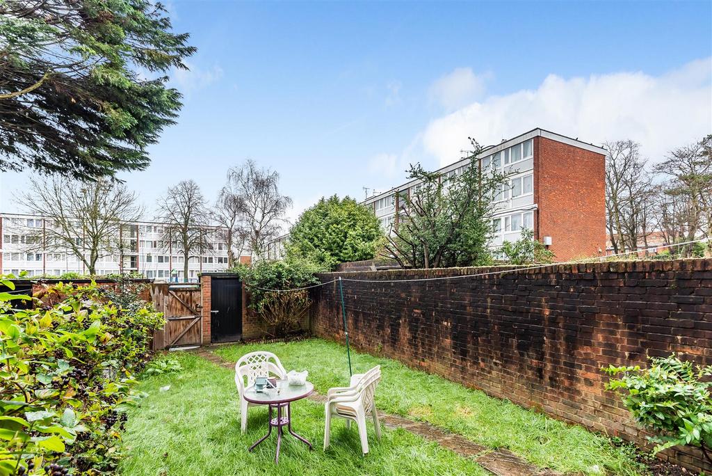 Ibsley Gardens, Roehampton SW15 4 bed maisonette to rent - £2,525 pcm ...