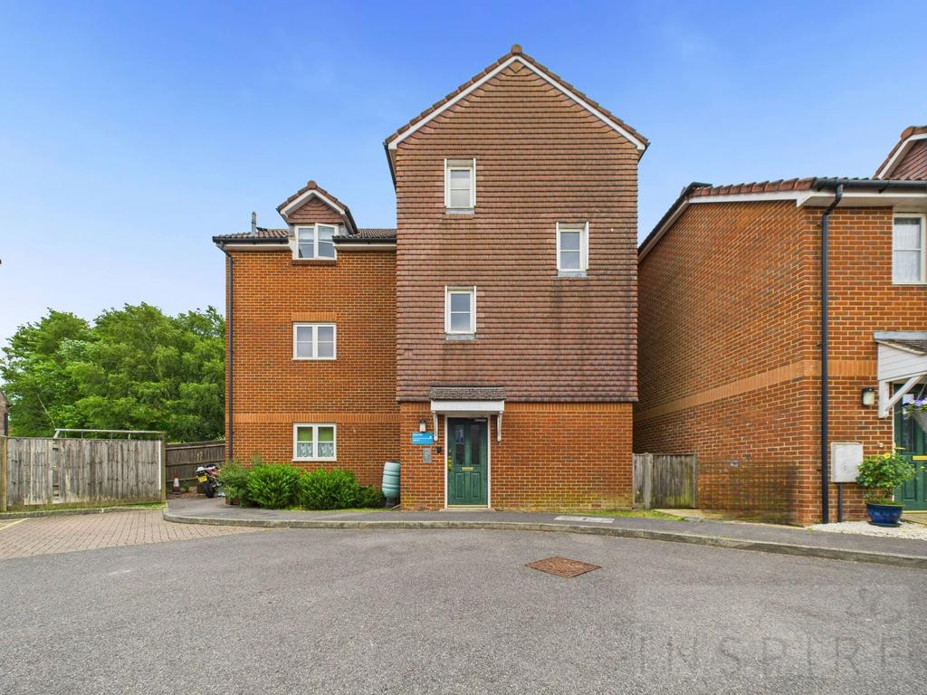 Fraser Walk, Haywards Heath RH17 2 bed flat - £250,000