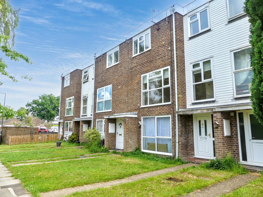 Hyde Heath Court, Crawley 2 bed maisonette to rent - £1,300 pcm (£300 pw)