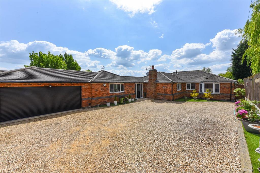 Watersmeet, Northampton 4 bed detached bungalow for sale - £750,000