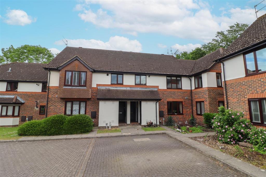 Saddleback Way, Fleet GU51 2 bed apartment - £250,000